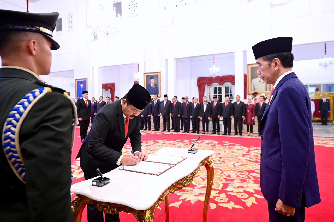 Presiden Jokowi Lantik Hadi Tjahjanto sebagai Menko Polhukam di Istana ... Presiden Jokowi Lantik Hadi Tjahjanto sebagai Menko Polhukam di Istana ...